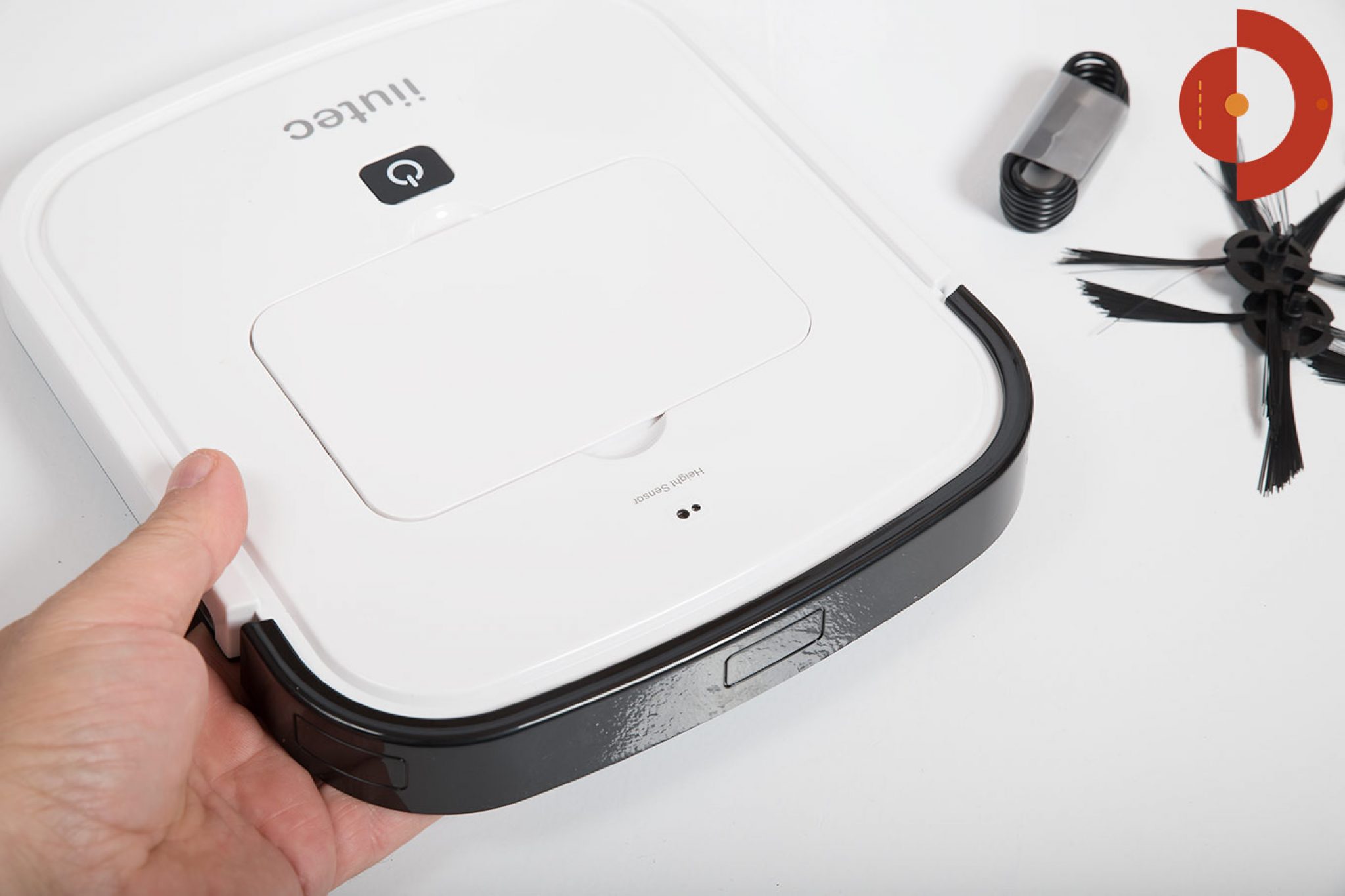 3cm hoher Mini-Saugroboter iiutec R-Cruiser im Test