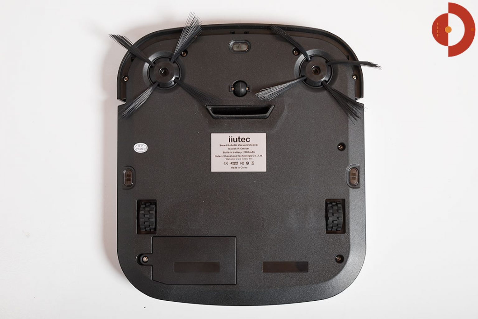 3cm hoher Mini-Saugroboter iiutec R-Cruiser im Test