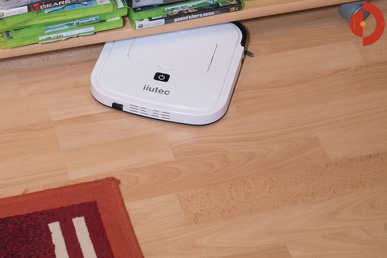 3cm hoher Mini-Saugroboter iiutec R-Cruiser im Test