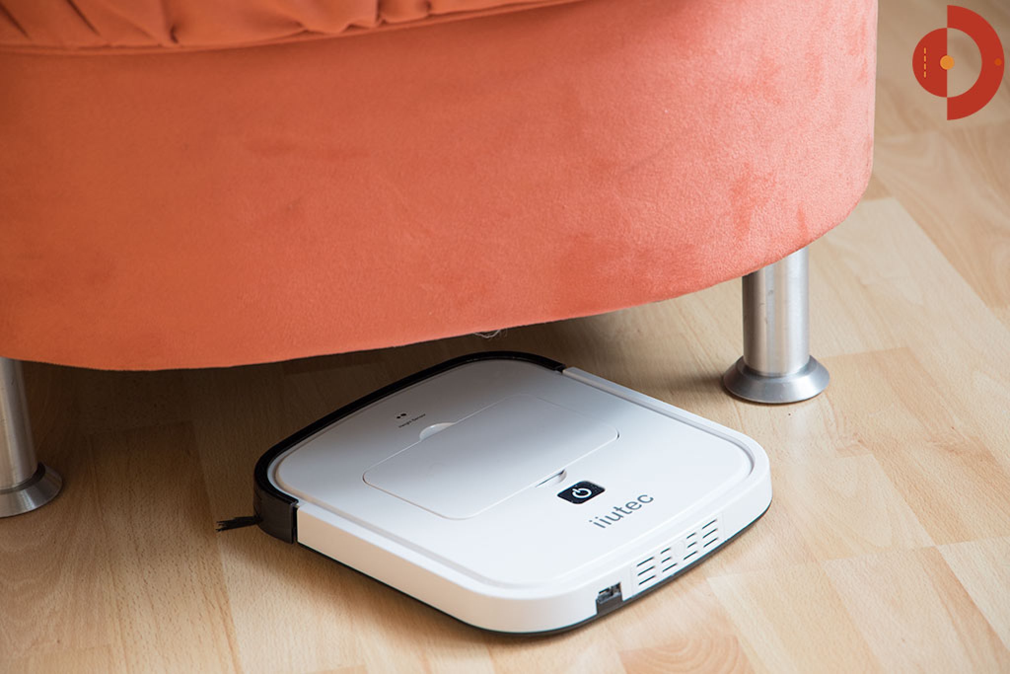 3cm hoher Mini-Saugroboter iiutec R-Cruiser im Test